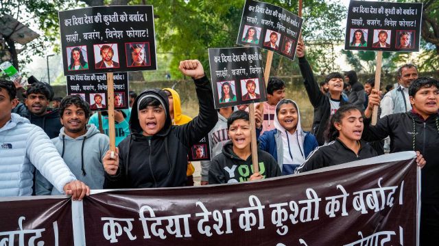 WFI controversy: Junior wrestlers protest in Delhi, blaming Vinesh ...