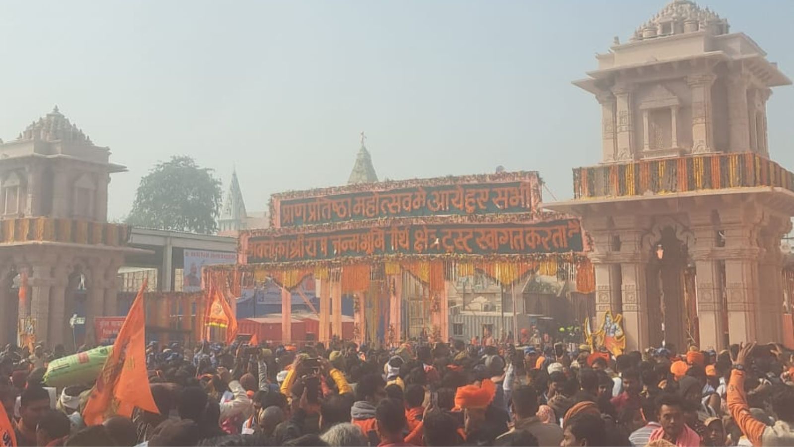Watch | Some injured, some faint as devotees throng Ayodhya to catch a ...