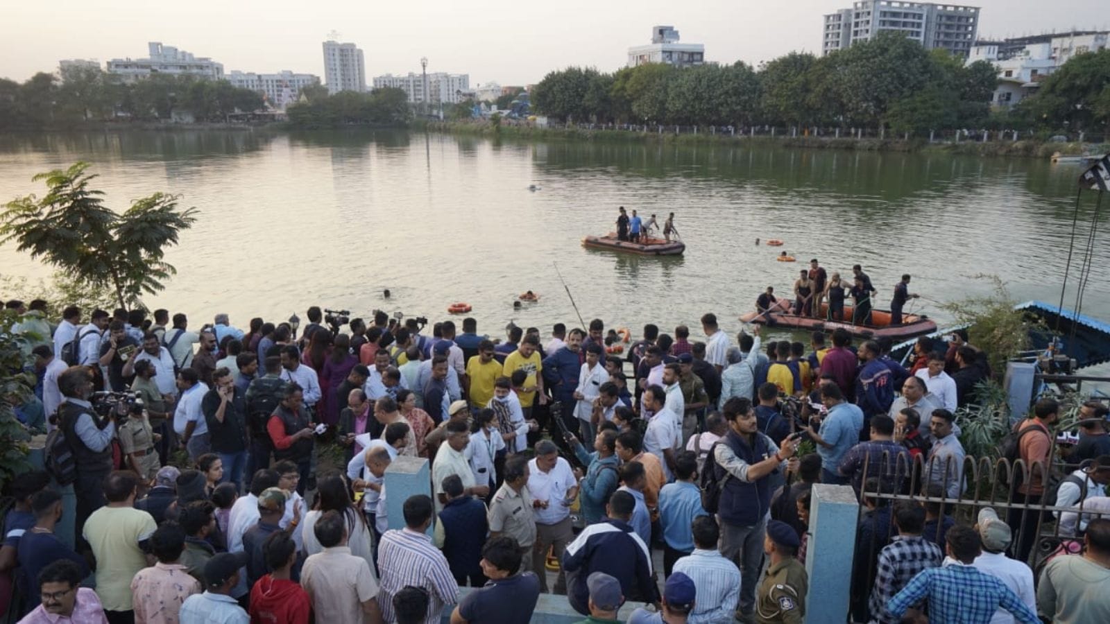 12 children, 2 teachers die as overloaded boat capsizes in Vadodara’s ...