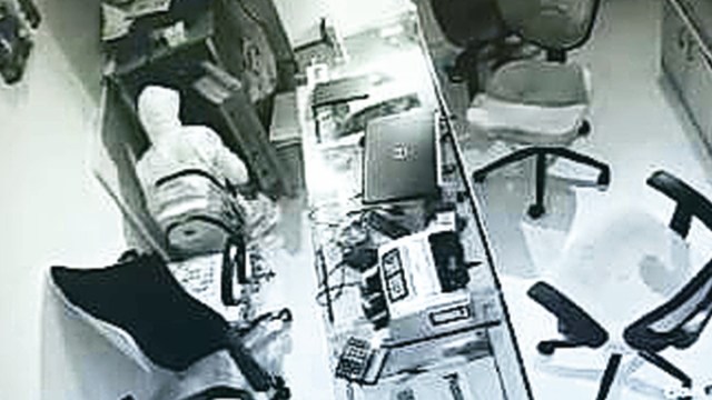 Watch: Gold heist in Pune’s Raviwar Peth, man in hoodie walks away with ...
