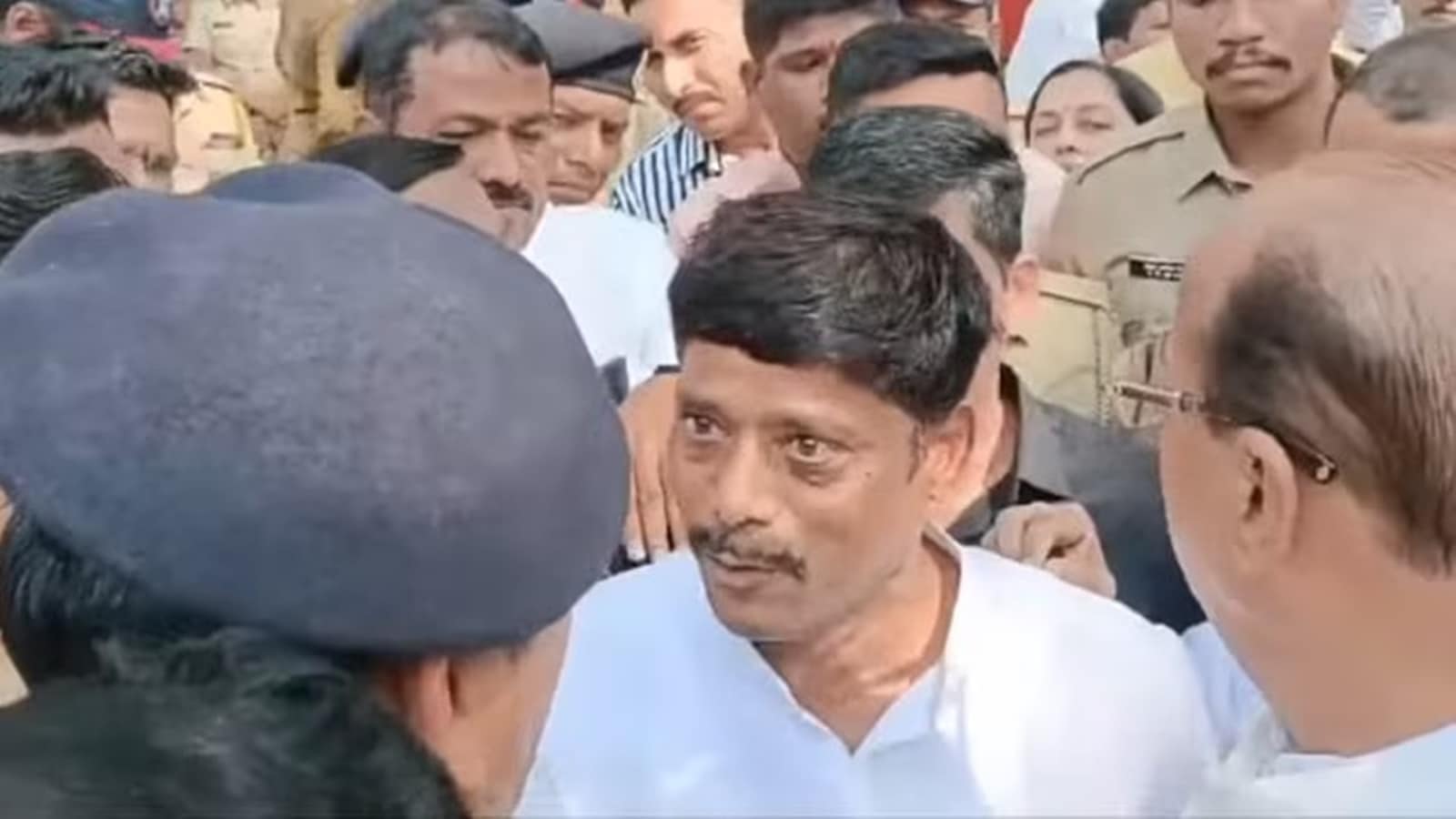 Pune Congress MLA Ravindra Dhangekar booked for abusing PMC chief ...