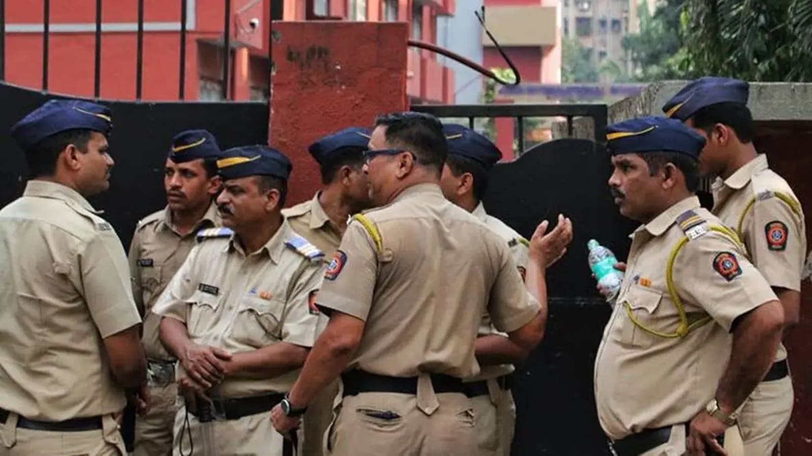 Fraud case: EOW conducts raids on premises of builder | Mumbai News ...