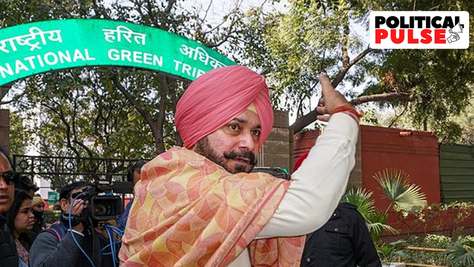 Navjot Sidhu back on familiar self pitch, Congress fears hit wicket ...