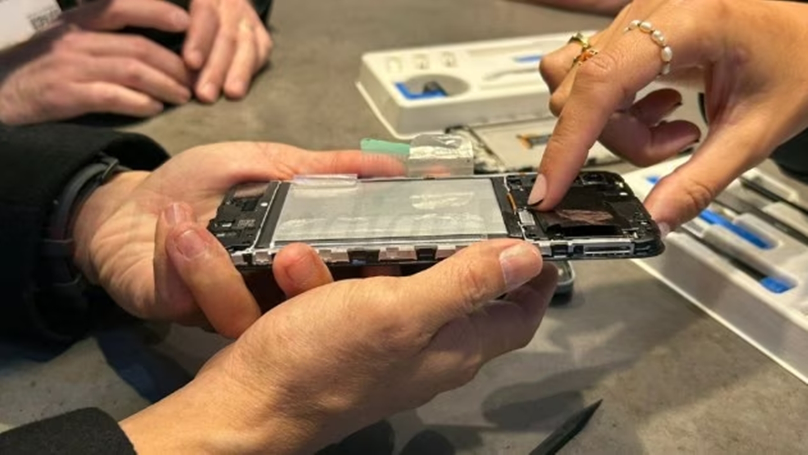 Govt should not cut import duties on parts used in making smartphones ...