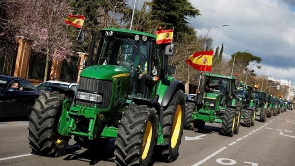 Farmers protesting in Brussels, Madrid, press ministers to act