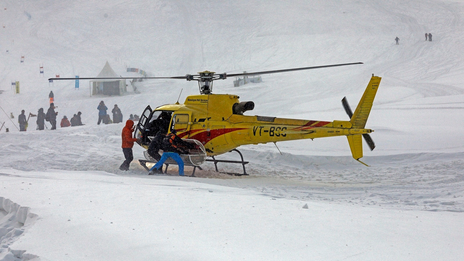 Russian skier dead, six rescued after avalanche hits Gulmarg | India ...