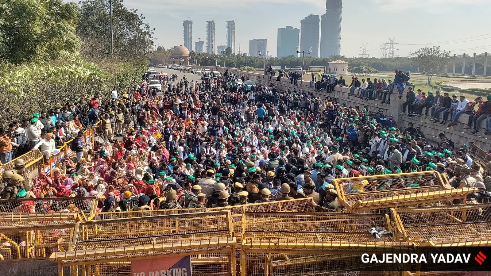 Farmers from 140 villages protest at Delhi-Noida border, leave after ...