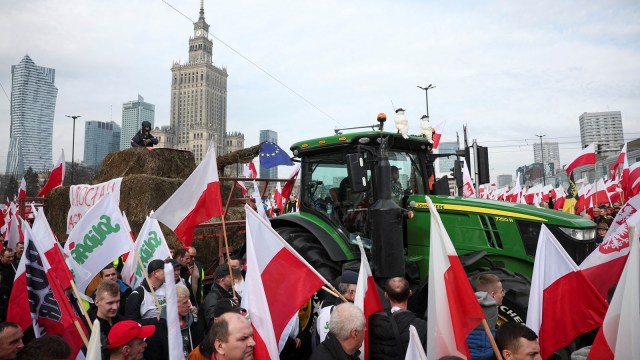 Thousands of farmers meet in Warsaw to protest EU agricultural policies ...