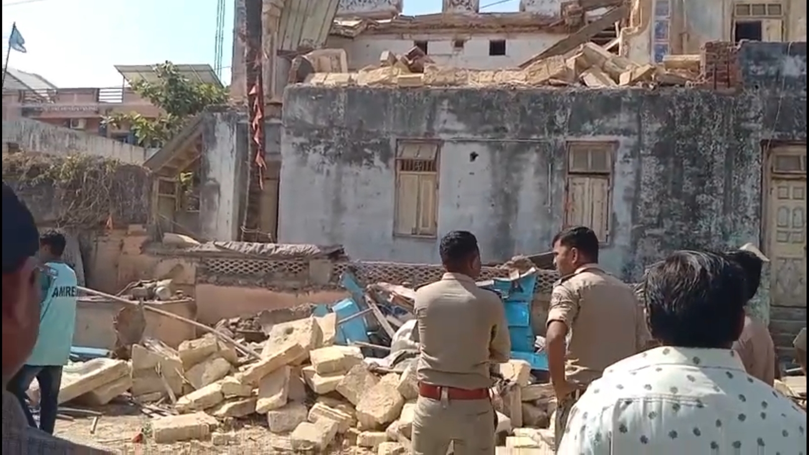 Gujarat: 2 killed, 4 injured as dilapidated building marked ‘dangerous ...