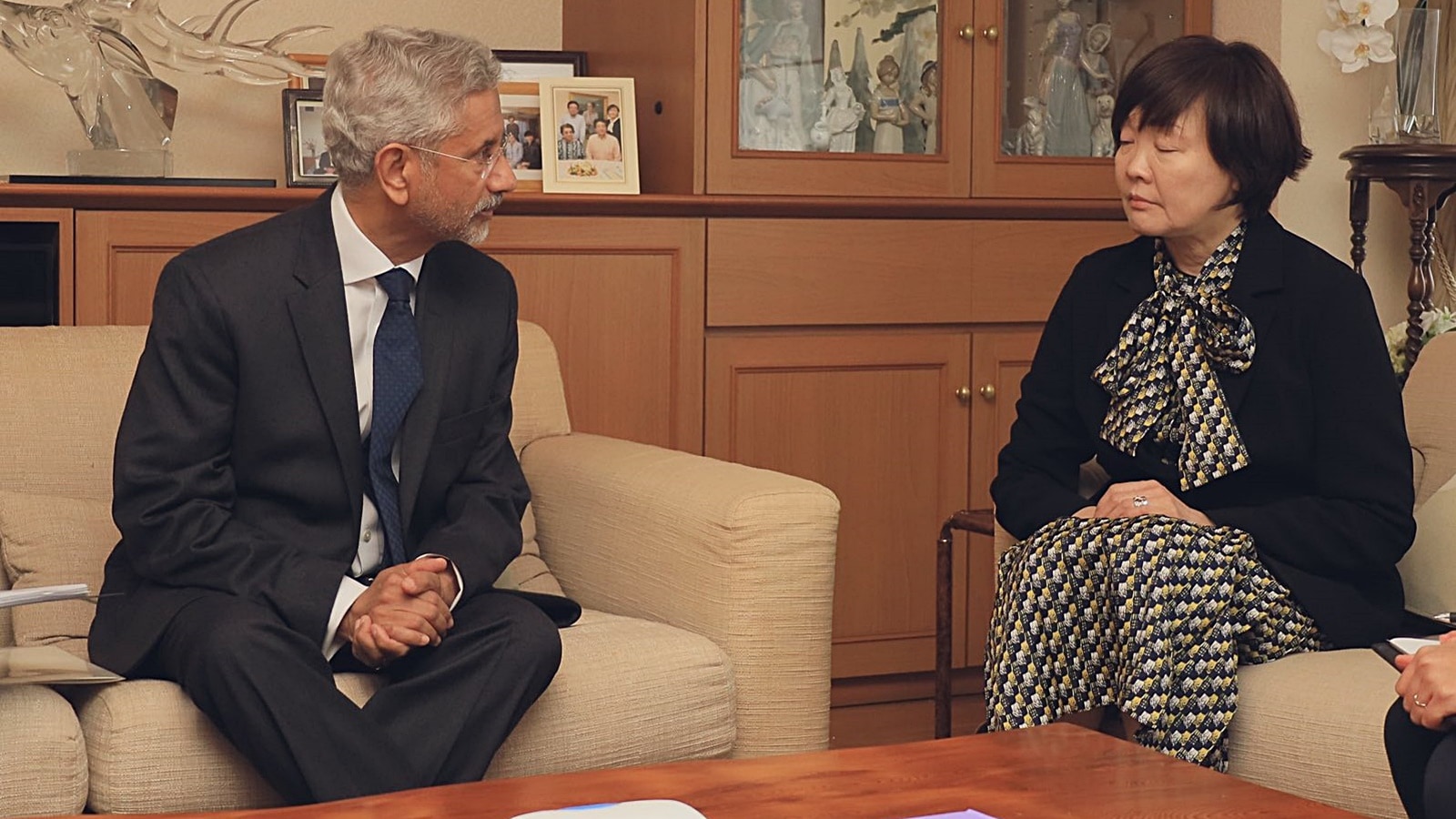 Jaishankar meets Japan’s late PM Shinzo Abe’s wife Akie Abe, hands over ...