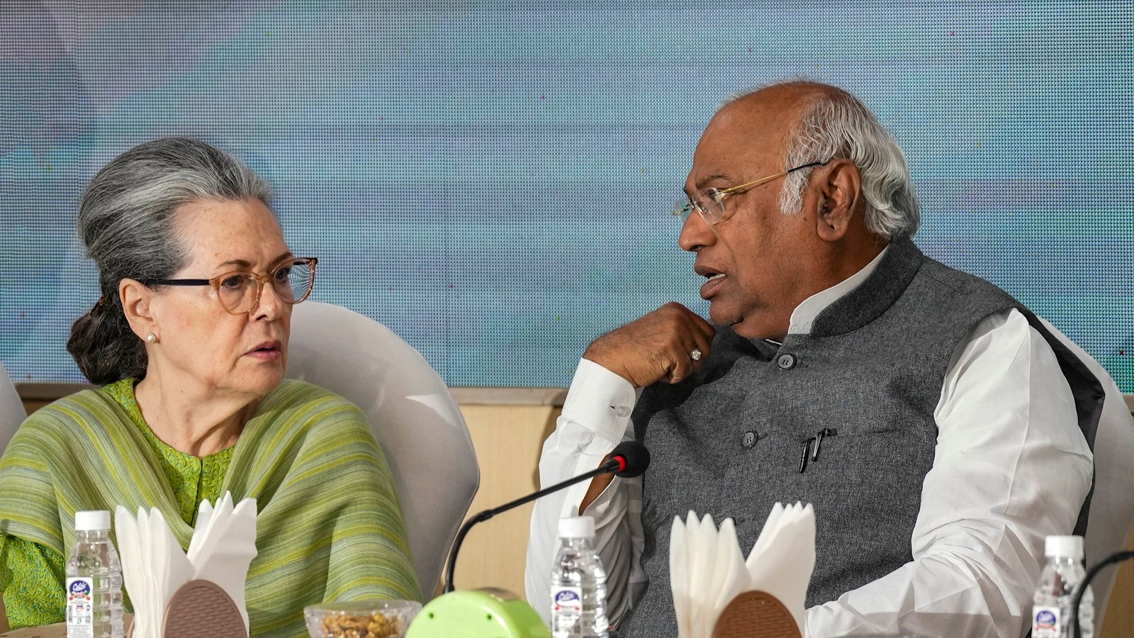 Country fervently demanding a change: Kharge at CWC meet | Elections ...