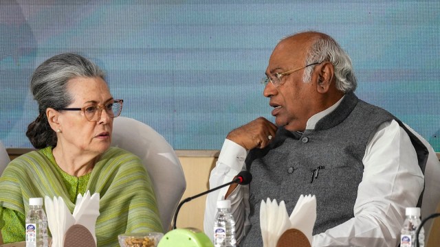 Country fervently demanding a change: Kharge at CWC meet | Elections ...