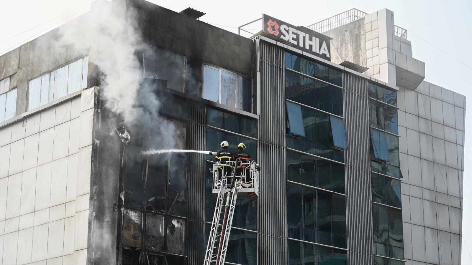 Fire breaks out at commercial complex in Malad East, none injured ...