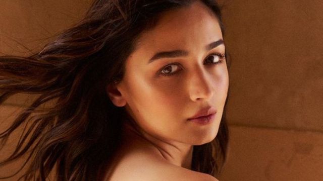 Alia Bhatt blushes as paps say ‘namaskar vahini,’ leaves for charity ...