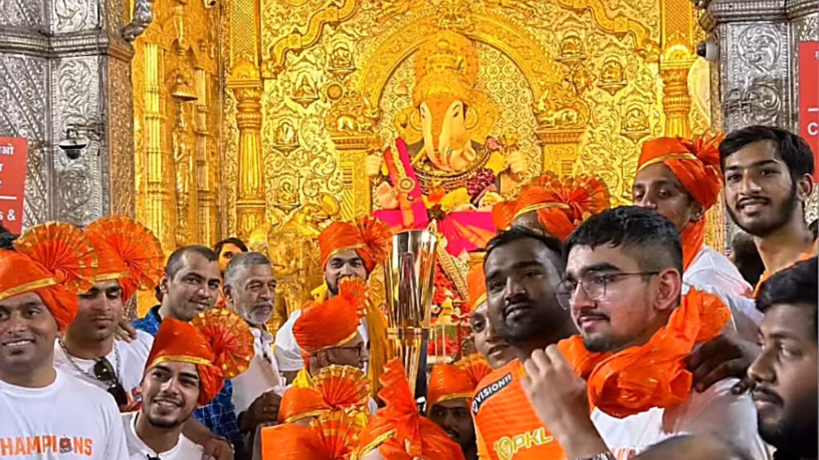 After winning Season 10, Puneri Paltan seeks blessings at Dagdusheth ...