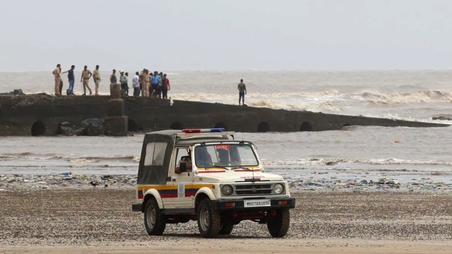 Mumbai | 5 washed away in sea: Body of 19-yr-old youth recovered ...