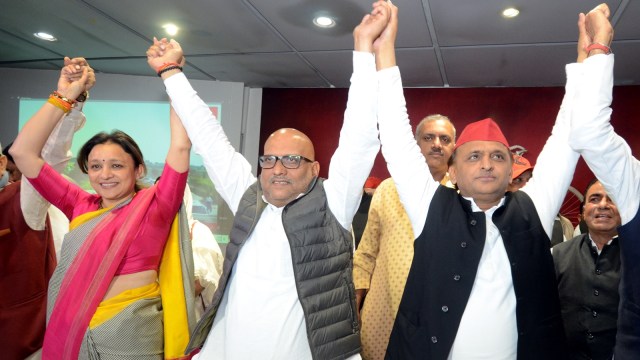 SP chief, Congress leaders meet to discuss ways to improve coordination ...