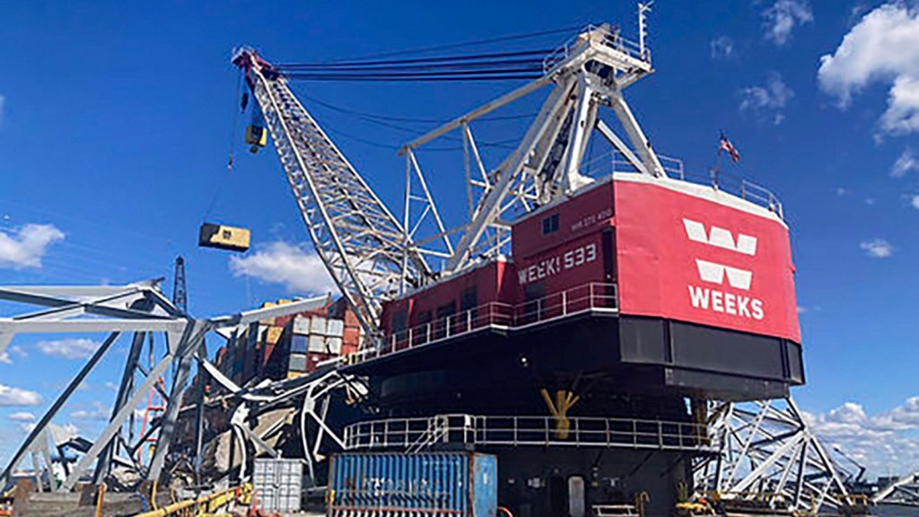 Salvage crews have begun removing containers from the ship that ... Salvage crews have begun removing containers from the ship that ...