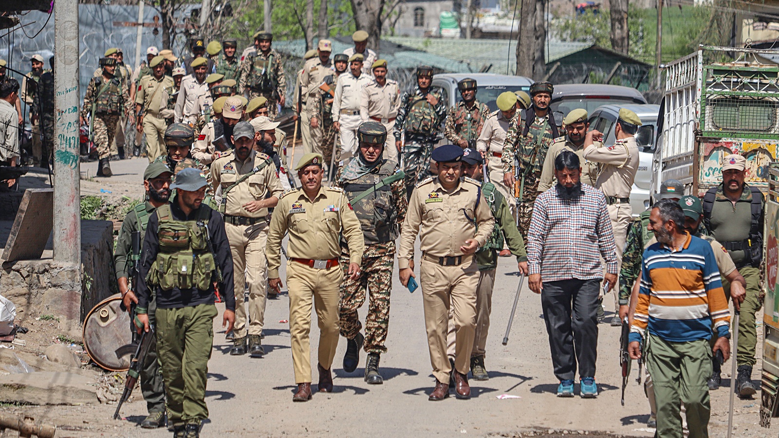 Gangster, cop die after shootout inside Government Medical College in ...