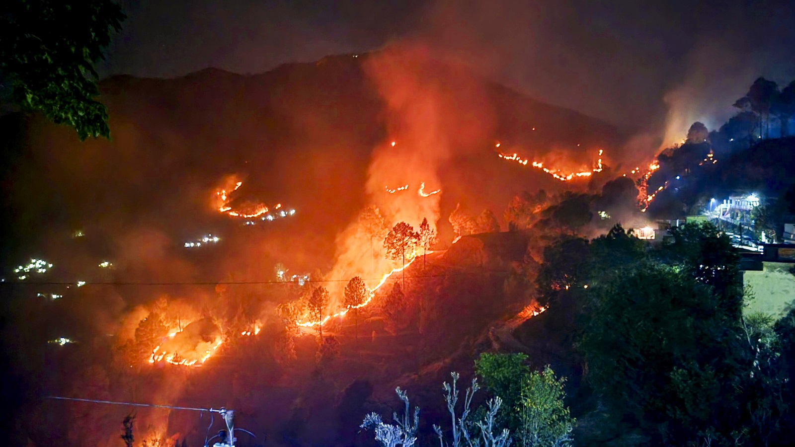 Uttarakhand forest fires: IAF helicopter assists in firefighting for ...