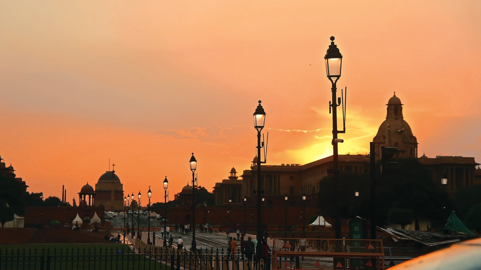 11°C dip in 1 hour: Rain, gusty winds lash Delhi; temperature likely to ...