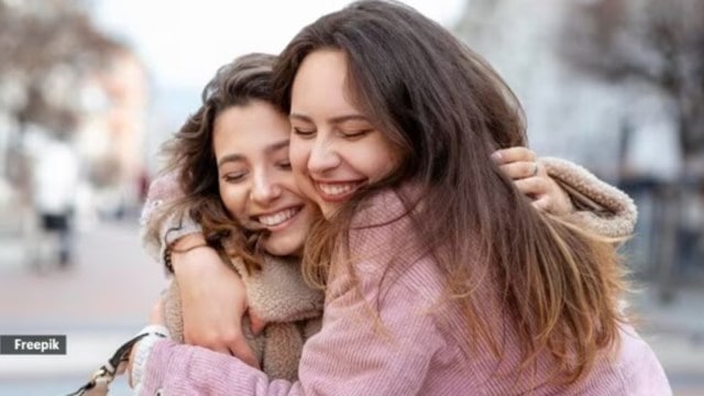 Can hugs, a massage and holding hands relieve you of stress? | Health ...