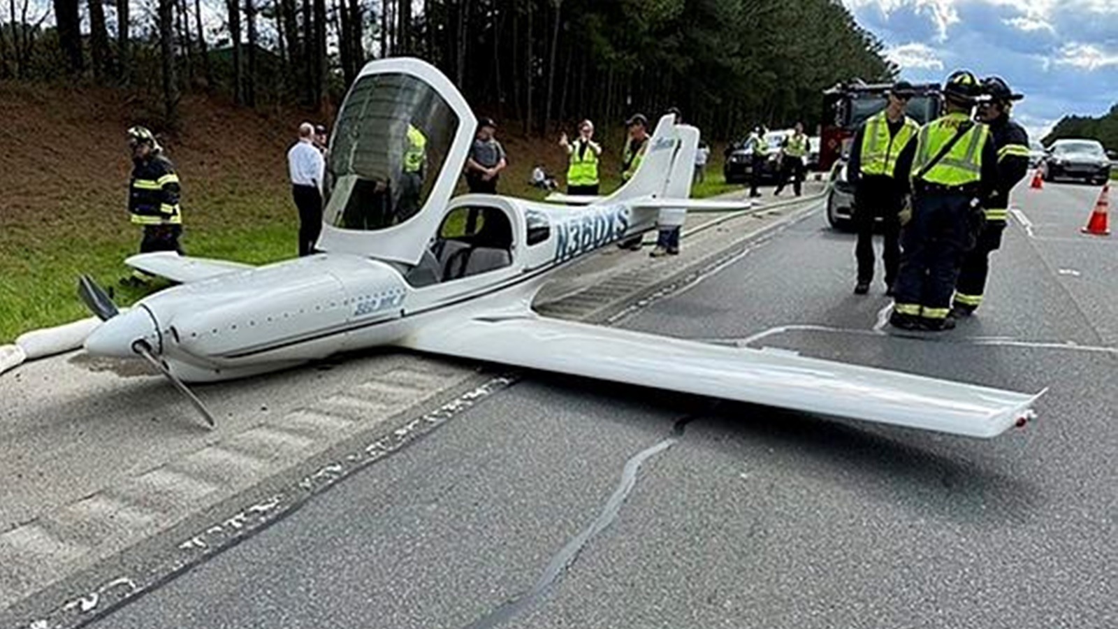 Small plane clips 2 vehicles as it lands on North Carolina highway, no ...