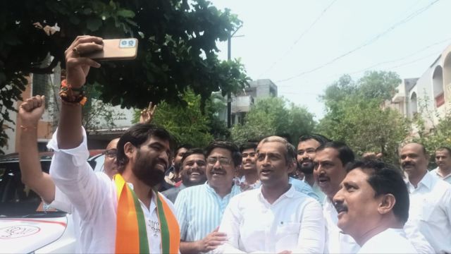 Selfie-clicking, dancing BJP candidate Ram Satpute steals the show in ...