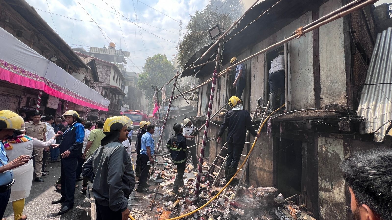 Watch: Fire breaks out at 75-year-old wada in Pune’s Budhwar Peth ...