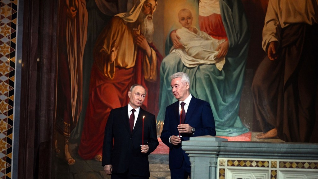 Orthodox Russians mark Easter with night-time service in Moscow ...