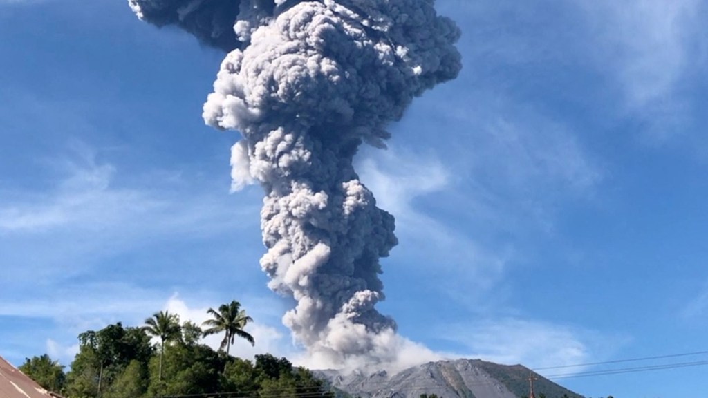 Indonesia’s Mt Ibu erupts, spewing ash clouds | World News - The Indian ...
