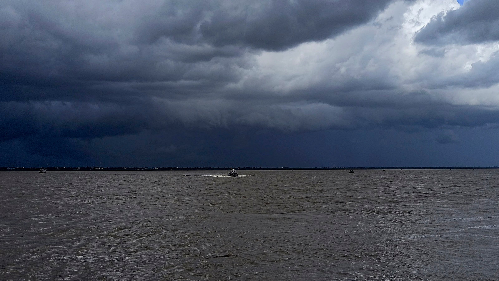 Cyclone Remal: Flight operations suspended at Kolkata airport | Kolkata ...