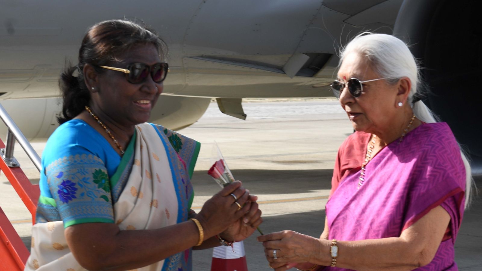 President Droupadi Murmu arrives in Ayodhya; to pay obeisance at Ram ...