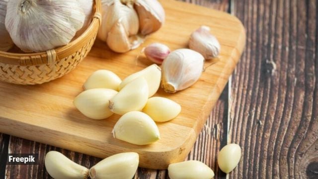 What happens when you run raw garlic on the skin?