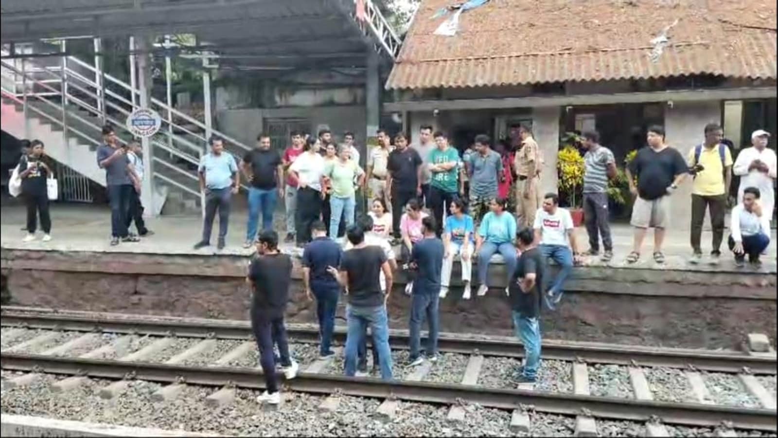 18-hour delay leaves passengers on Ahmedabad-Pune Duronto Express ...