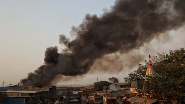 Fire breaks out in Kurla scrap compound; no one injured | Mumbai News ...