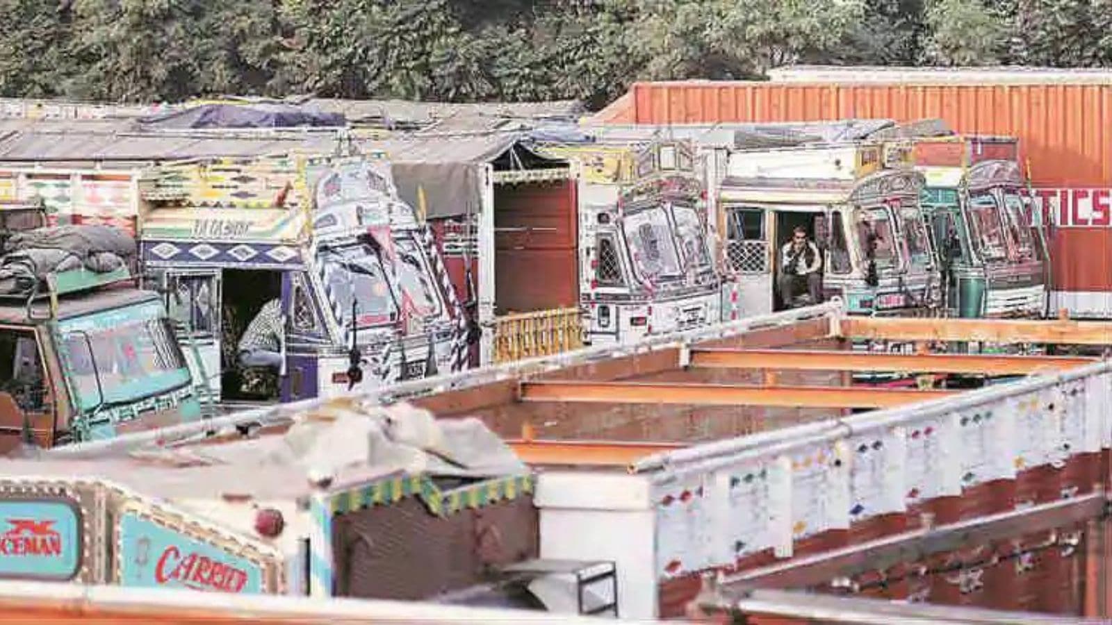 Beopar Mandal gives 10-day ultimatum to govt to end traders-farmers ...