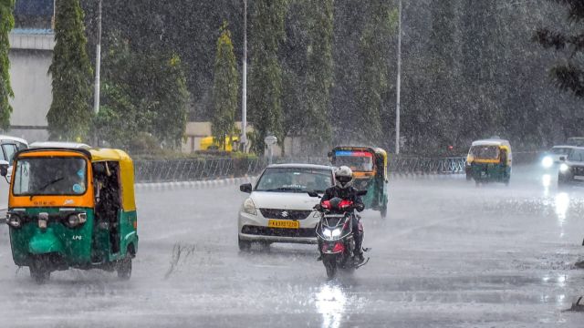 As heavy rain lashes Bengaluru, waterlogging, traffic blocks, flight delays reported | Bangalore ...