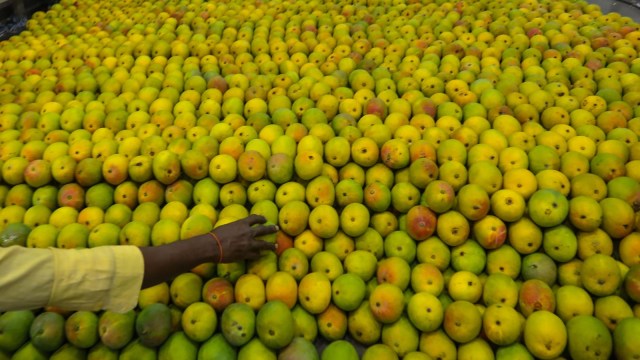 FSSAI asks fruit traders, food biz not to use banned product ‘calcium ...