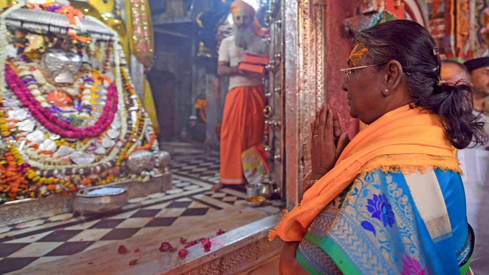 President Droupadi Murmu offers prayers at Ram temple: Living symbol of ...