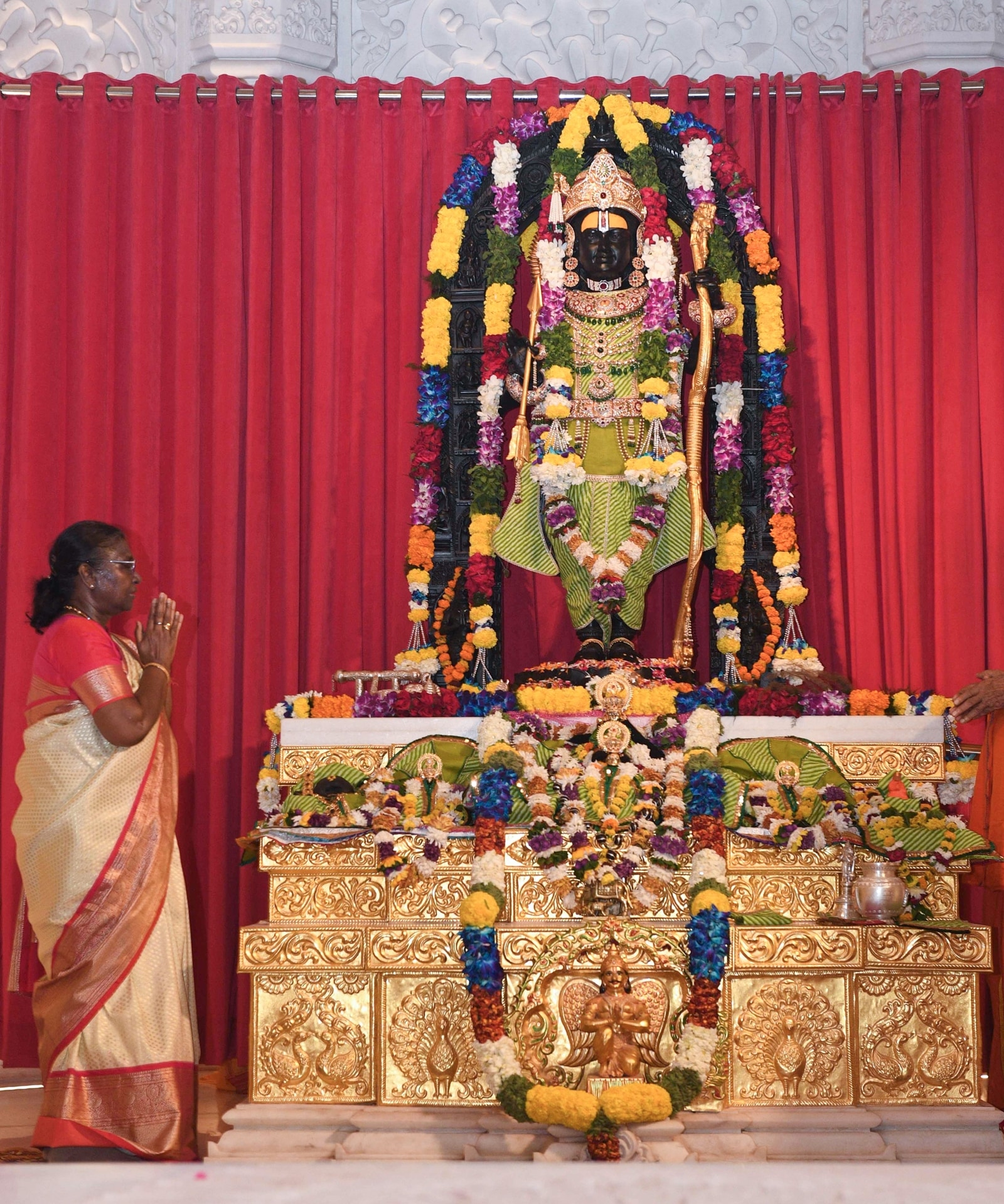 President Droupadi Murmu offers prayers at Ram temple: Living symbol of ...