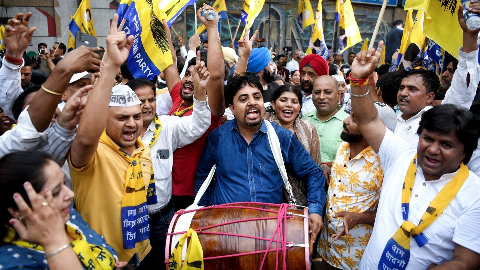 Outside Tihar jail, a sea of yellow & blue — and jhaadus — welcome CM ...