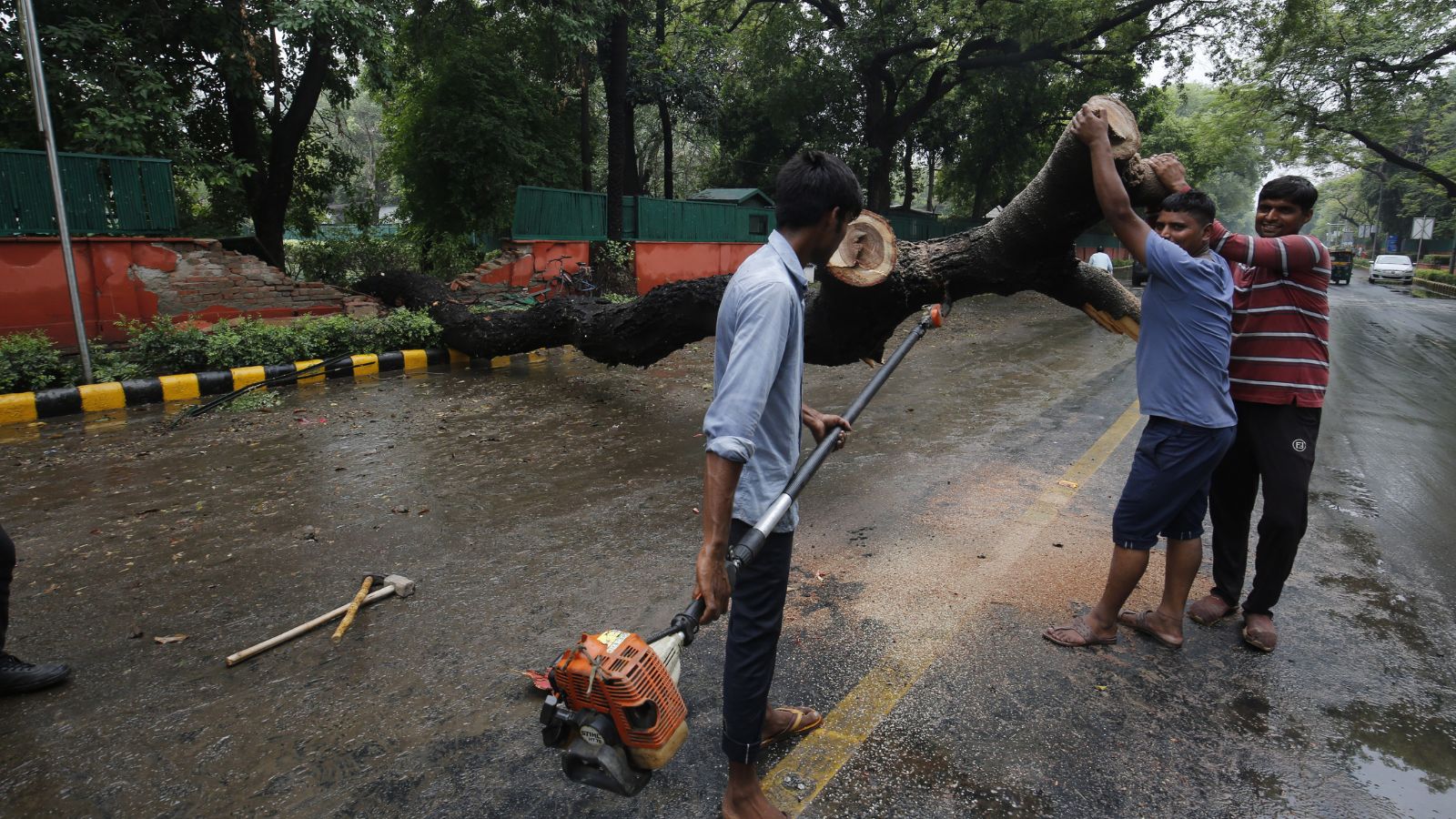 Gurgaon, Noida wake up to waterlogged stretches, man, machine deployed ...
