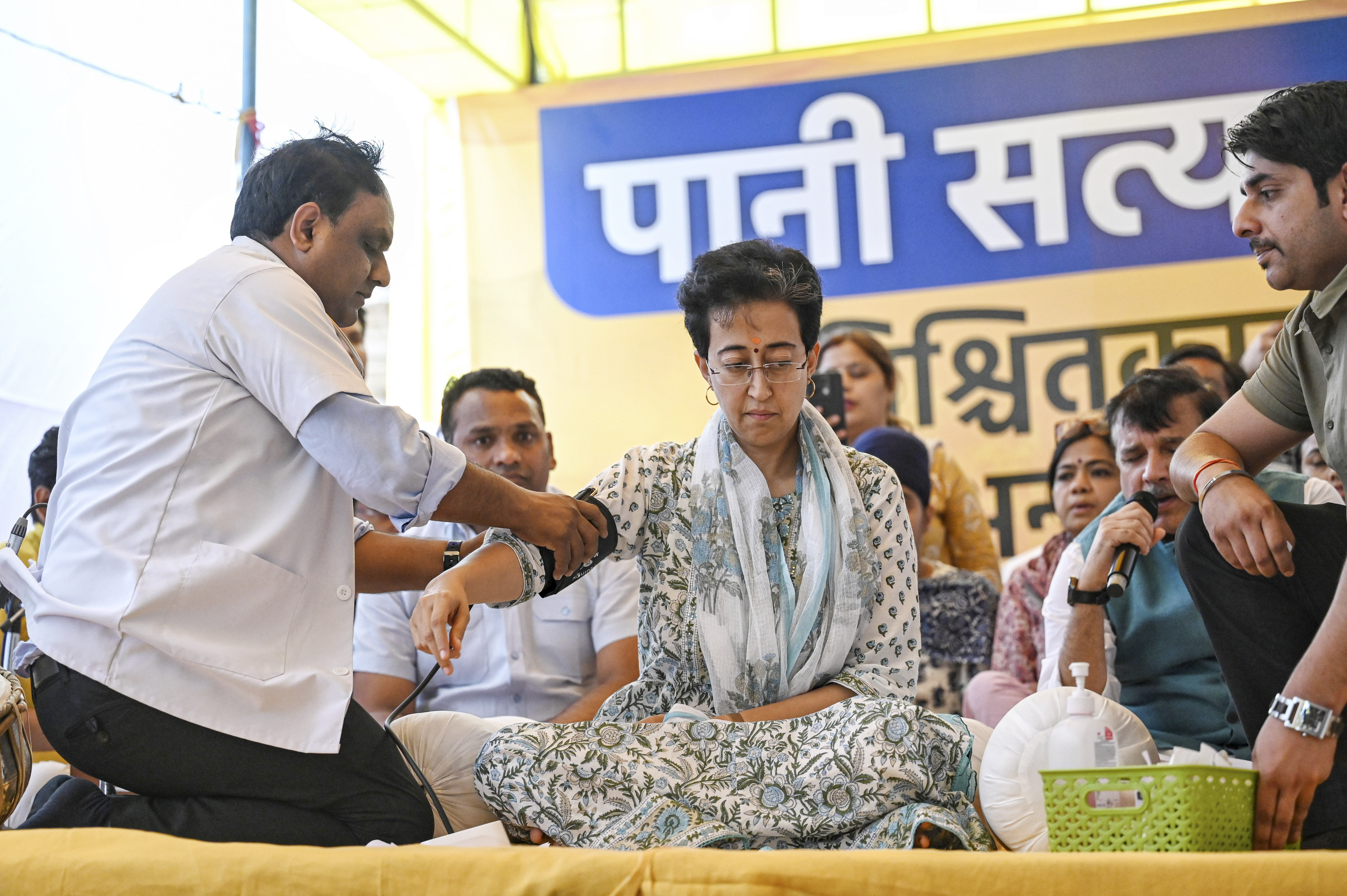 Protesters raise slogans, wave placard at Atishi’s Satyagraha site, AAP ...