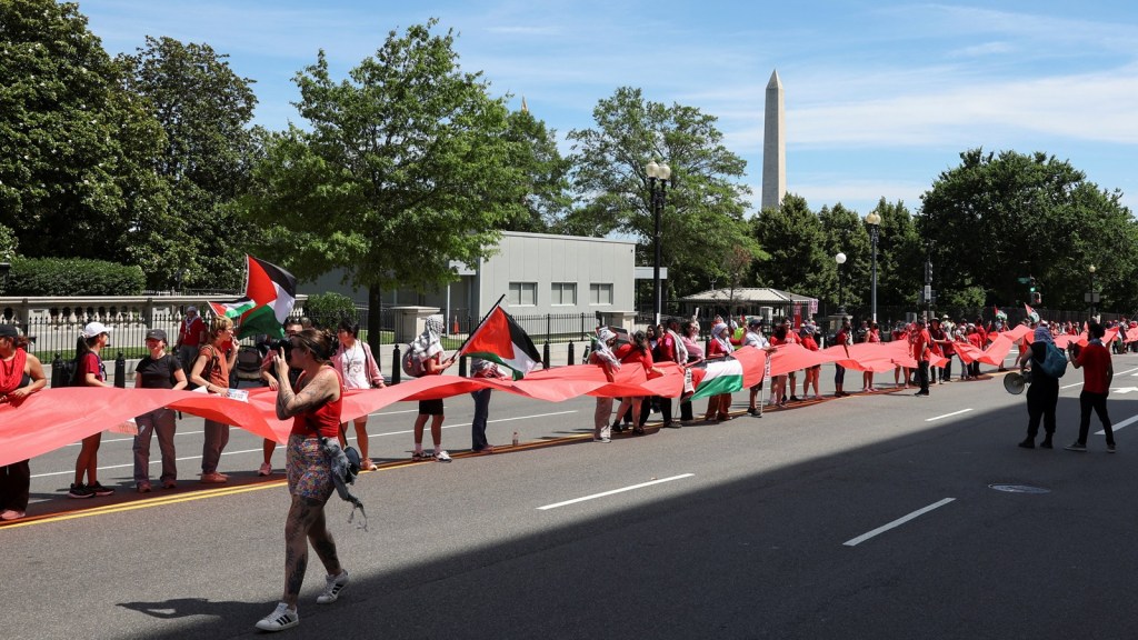 Protest against Gaza war draws thousands to the White House | World ...