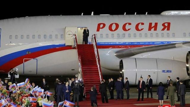 Accompanied by fighter jets, Putin took an Il-96 on a whirlwind day ...