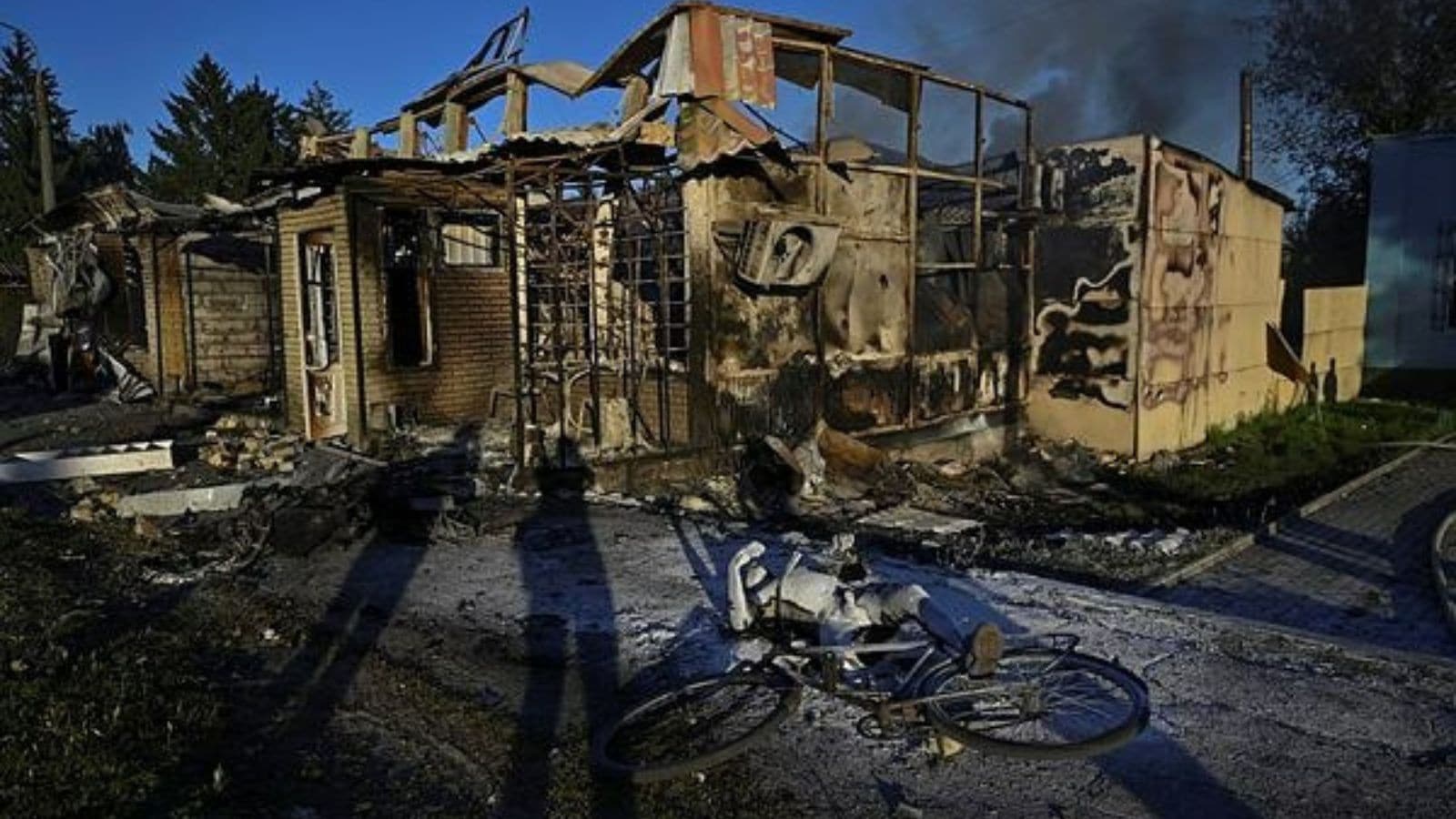 Russian attack on southeastern Ukrainian town kills seven, official ...