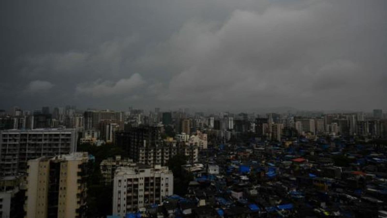 Monsoon arrives 2 days in advance in Mumbai, city wakes up to first ...