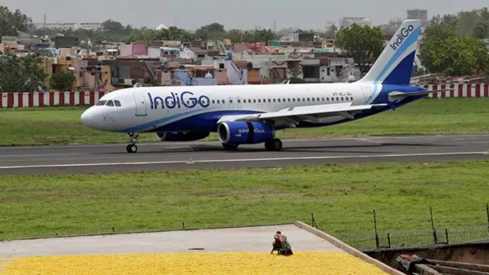Chennai to Mumbai flight receives bomb threat, 172 passengers safely ...
