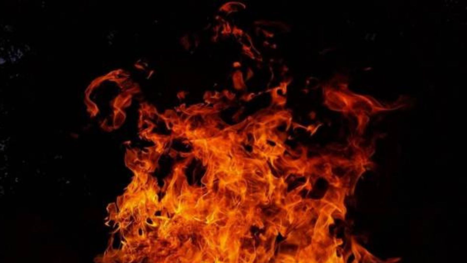 Tempo carrying inflammable chemicals catches fire in Surat, flames ...